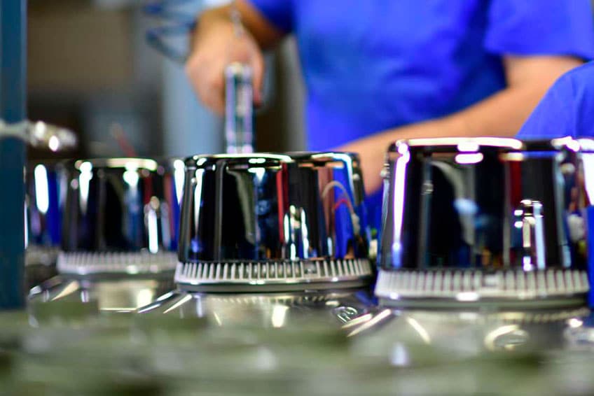 Escalator cleaning machines for use as escalator step cleaner