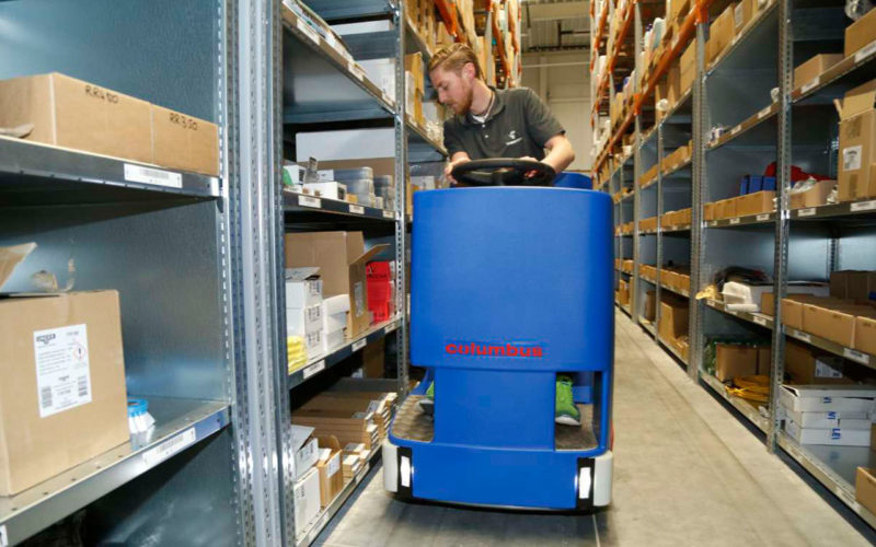 Floor cleaning machine for transport, logistic and industry