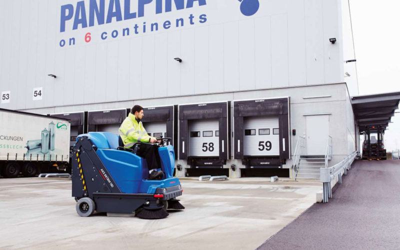 Floor cleaning machine for transport, logistic and industry