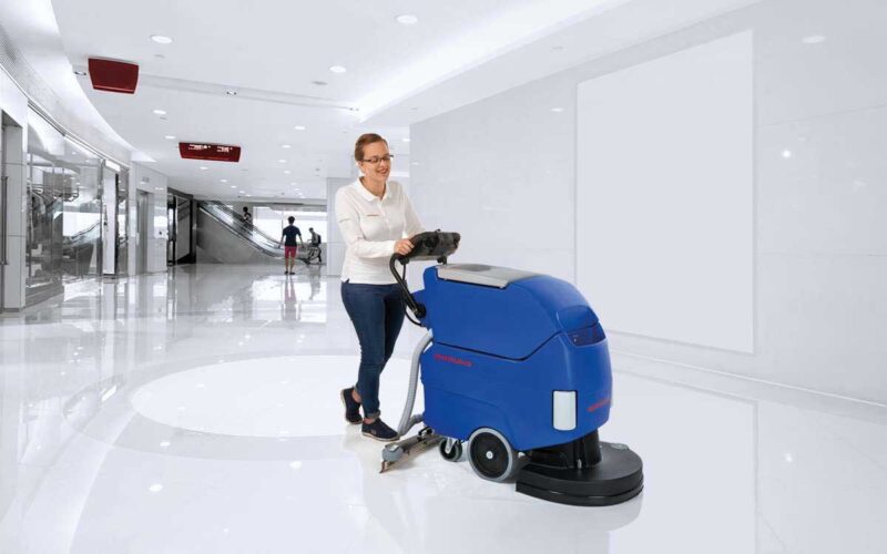 Scheuersaugmaschinen vereinen Schrubben und Saugen.